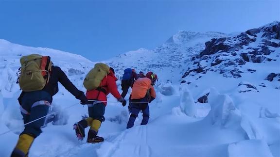 病毒入侵尼泊尔珠峰大本营!已有17人确诊,有新冠症状者不断增加