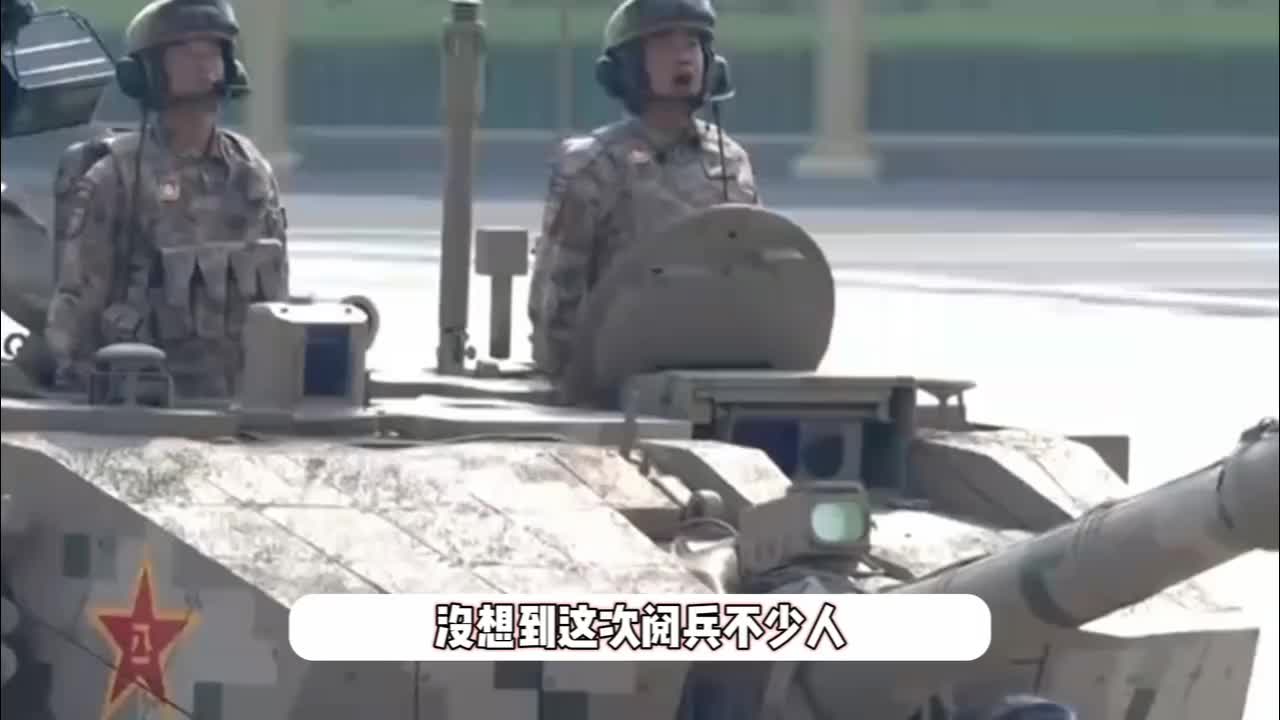 坦克真的没有后视镜,阅兵当天吴京评论区炸锅,央妈亲自下场玩梗