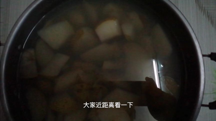 今天早上,熬了这么大一锅梨汤,能吃梨,又能喝汤。