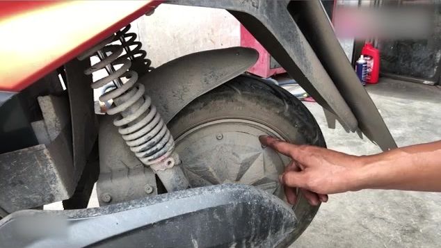 电动车后配的电池为什么没有原车电池耐用?老师傅详细告诉你真相