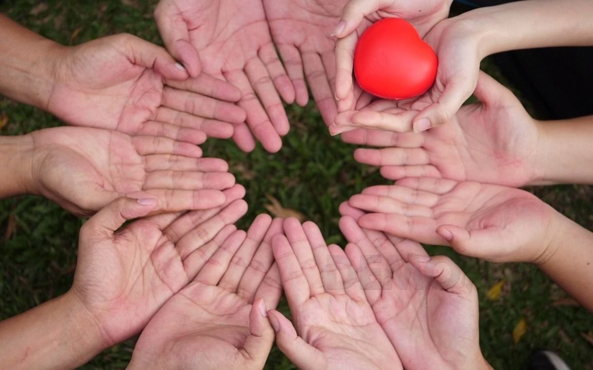 ...托起红色爱心公益宣传片爱心助学扶贫抗震救灾晚会活动动态视频素材