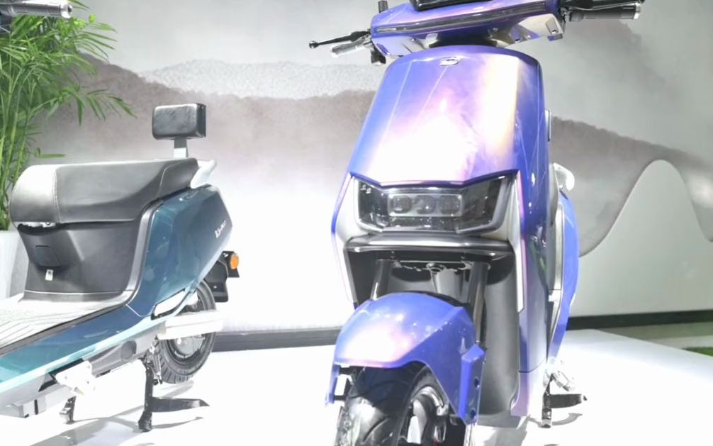 小刀米其林电摩评测,双碟刹+双液压减震,车身质感跃级提升!