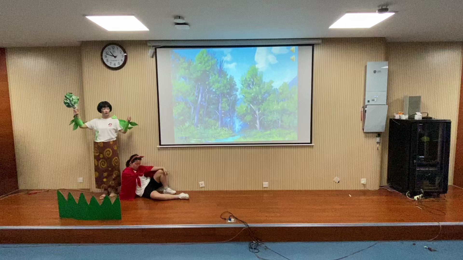 18学前1班《小熊请客》