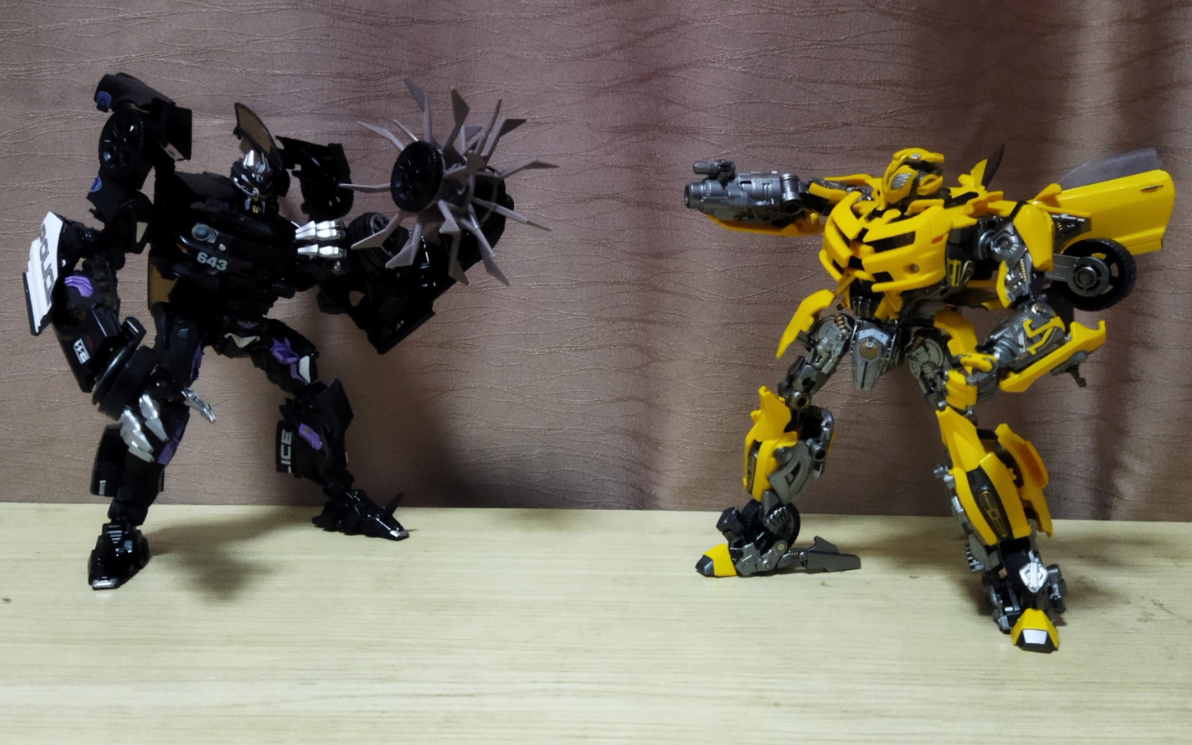 ...用变形金刚玩具制作的, 变形金刚电影1大黄蜂与路障的片段。结局改...