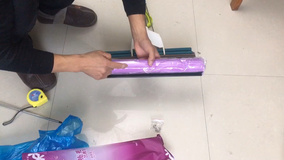 水电工更换滚轮拖把头,详细介绍注意事项,一把螺丝刀即可搞定