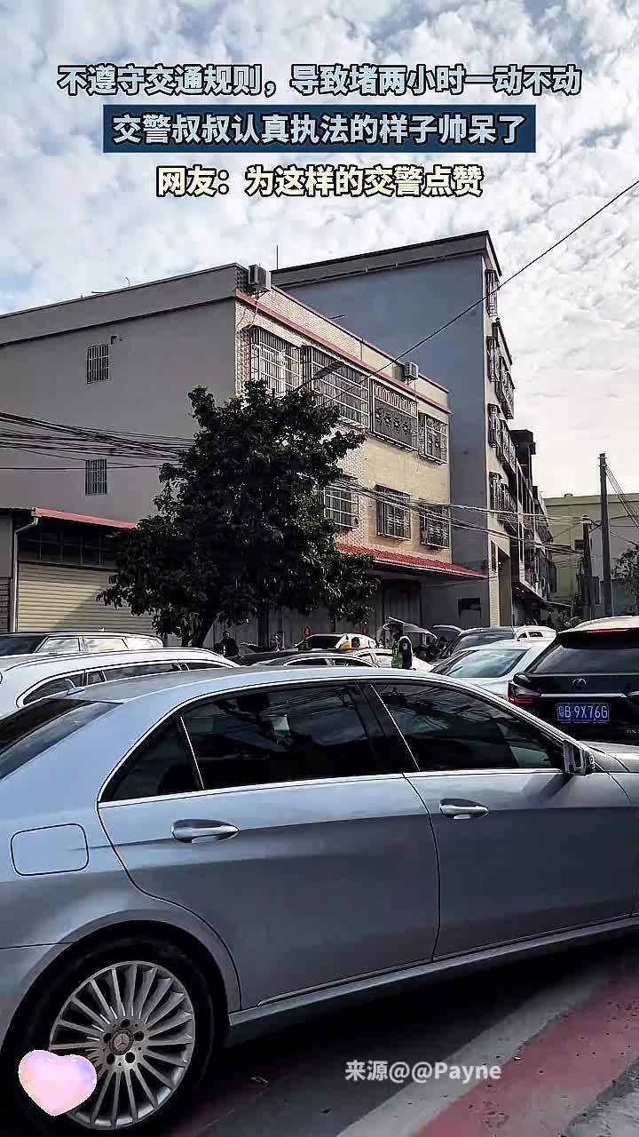 不遵守交通规则,导致堵车两小时不动,关键时刻交警叔叔出手了