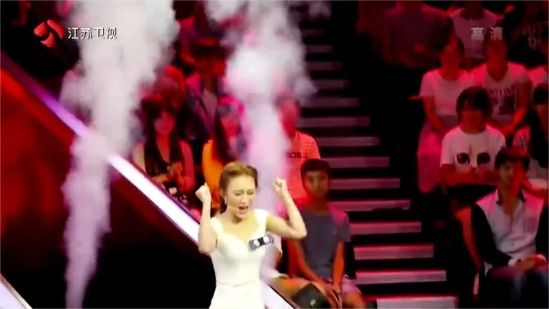 综艺:女孩撒娇卖萌:你愿意为我掉下去吗?小哥:不愿意!