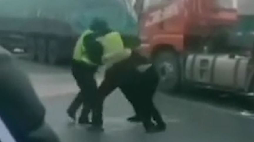 司机因小事故拒绝驶离 无故辱骂殴打交警
