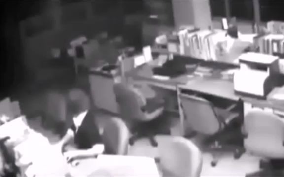 诡异!女子深夜在公司加班突发灵异事件,后被不明物拖着走!