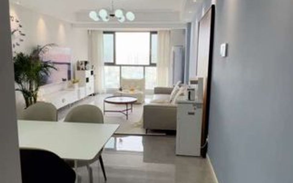 客餐厅一体户型,进门左边就是餐厅和厨房,客厅阳台打通,显大又明亮