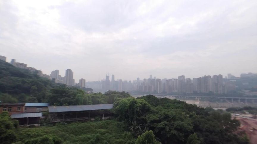 客餐厅除了一张按摩椅和一套会议桌椅,居然找不到餐桌和沙发这些