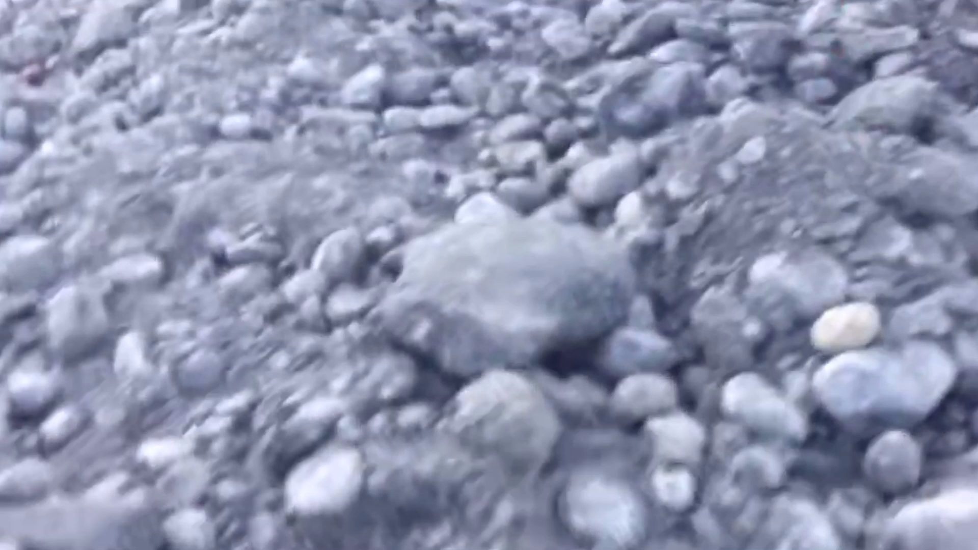 缅甸翡翠矿山原石开采全程,挖到现场交易全过程!