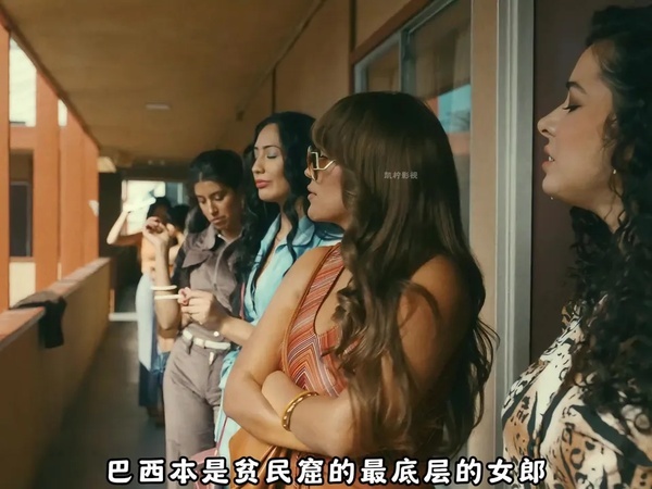 一个社会的底层小角色,都是要付出很大代价才能往上熬,一点点