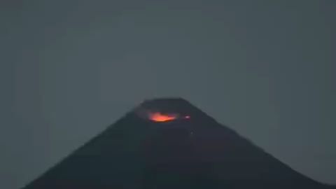 ߒ� 印度尼西亚喀拉喀托火山再次爆发,喷出的火山灰冲天而起