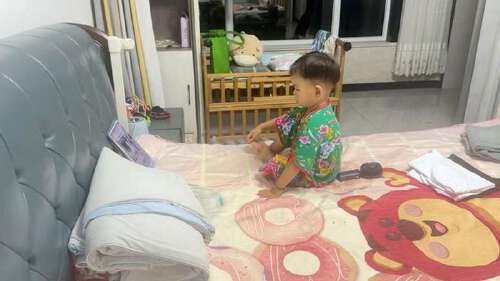 两岁萌娃紧盯电脑屏幕 是天才宝宝还是过早接触电子设备?