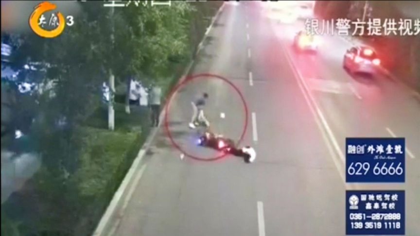 银川:电动车开上机动车道,撞上路边的行人,因疏忽观察受处罚