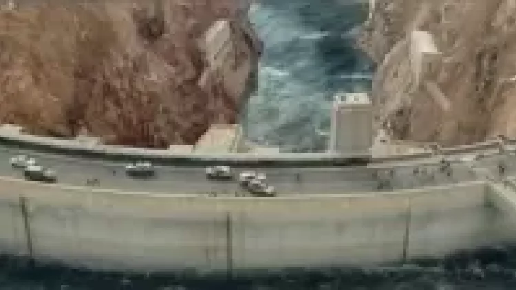 全新美国灾难大片,地震引发海啸淹没城市,场面惊险壮观