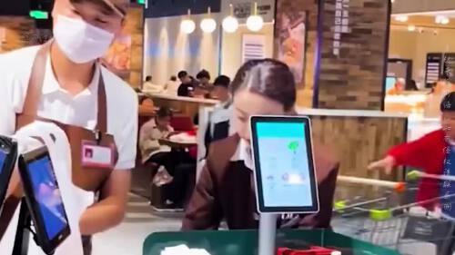 倪妮河南分妮走红,被胖东来安排休假一周,胖东来服务再上热搜!