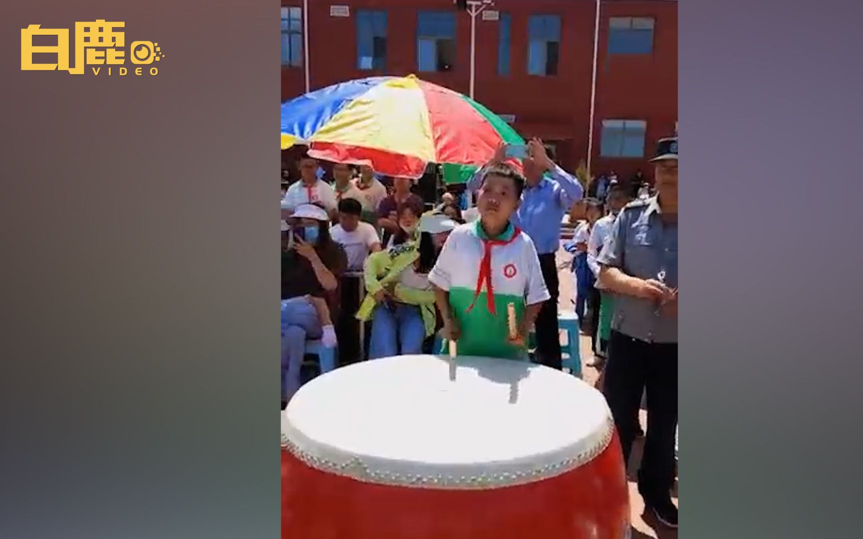 儿童节村小5年级男孩敲大鼓演绎陕北民乐,老师:学校还有腰鼓社团