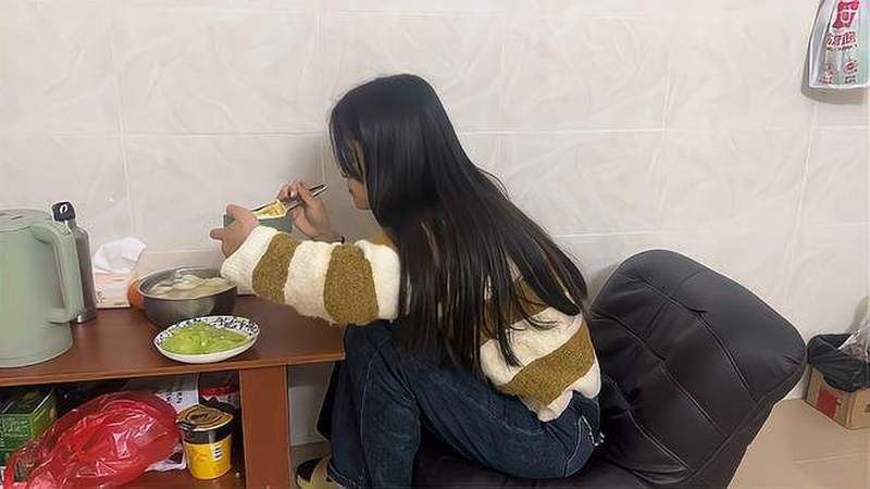 打工妹城中村花450租房,一室一厅一阳台还带空调,大家觉得值吗