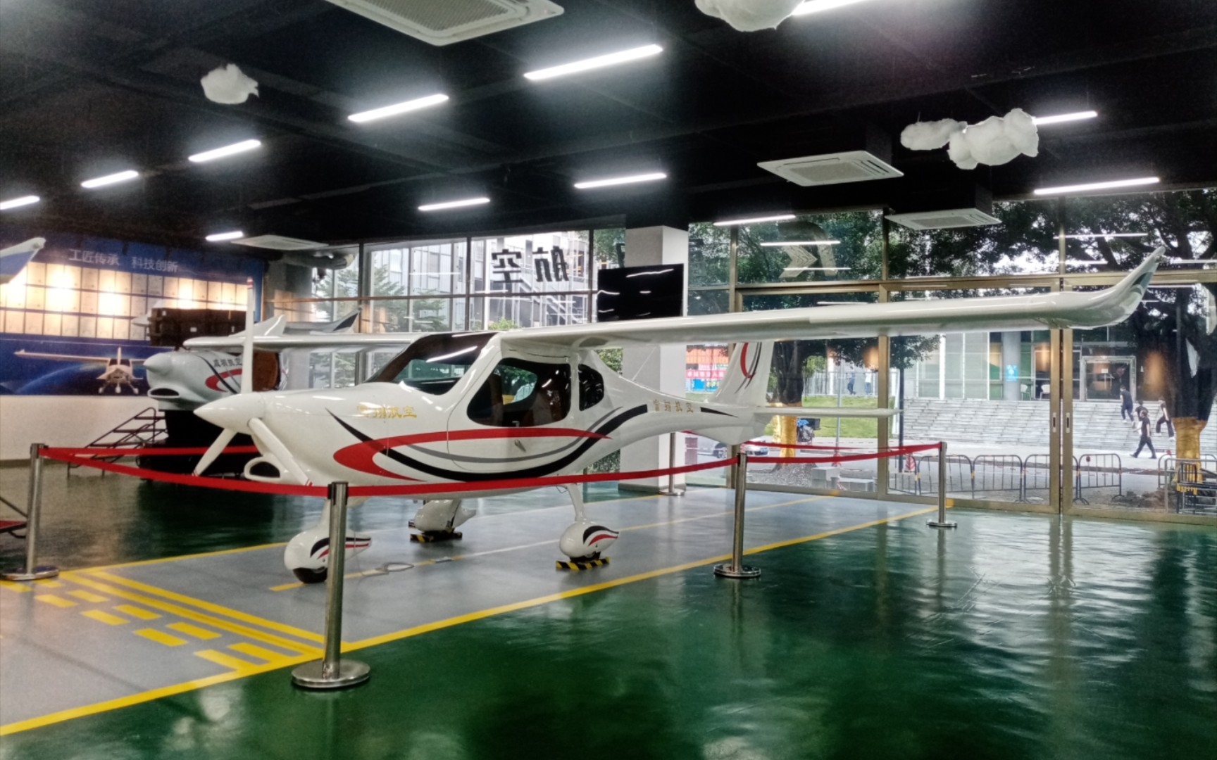 小型飞机～AR飞行模拟。骑行溜达～偶遇小型飞机展馆,参观了一番。