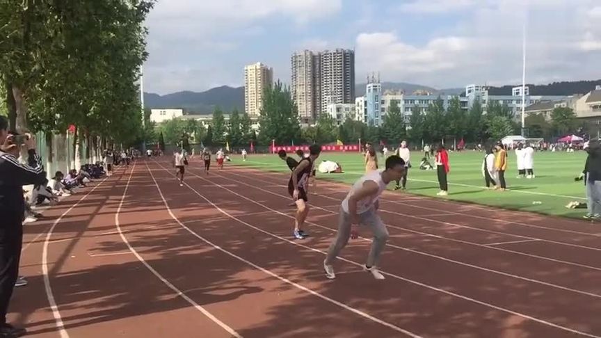 学校运动会男子接力赛,交换接力棒时的这波操作,简直帅爆了