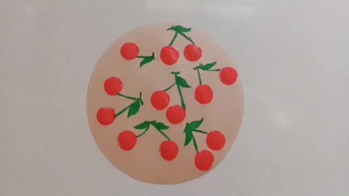 拓印画:《樱桃》简单又好玩很好地锻炼宝贝的专注力和手眼协调能力...
