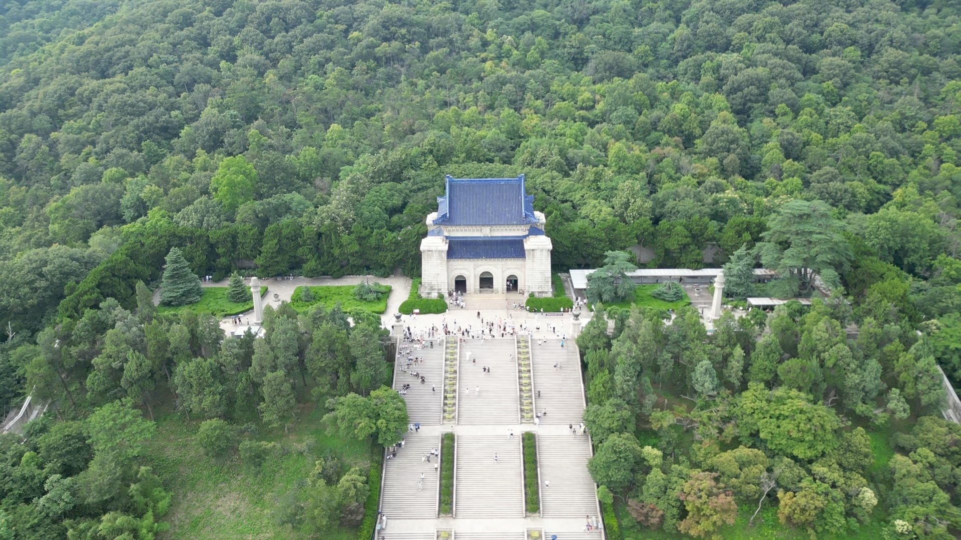 ...陵建筑高大雄伟,外观气势恢宏。它的设计理念与宏伟壮观的建筑风格...