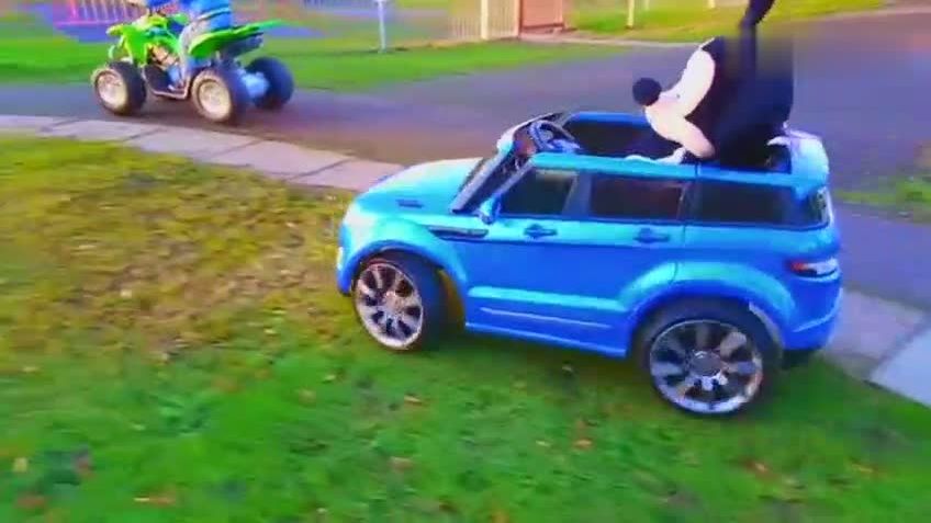 玩偶开上玩具电动车,和宝宝一样厉害