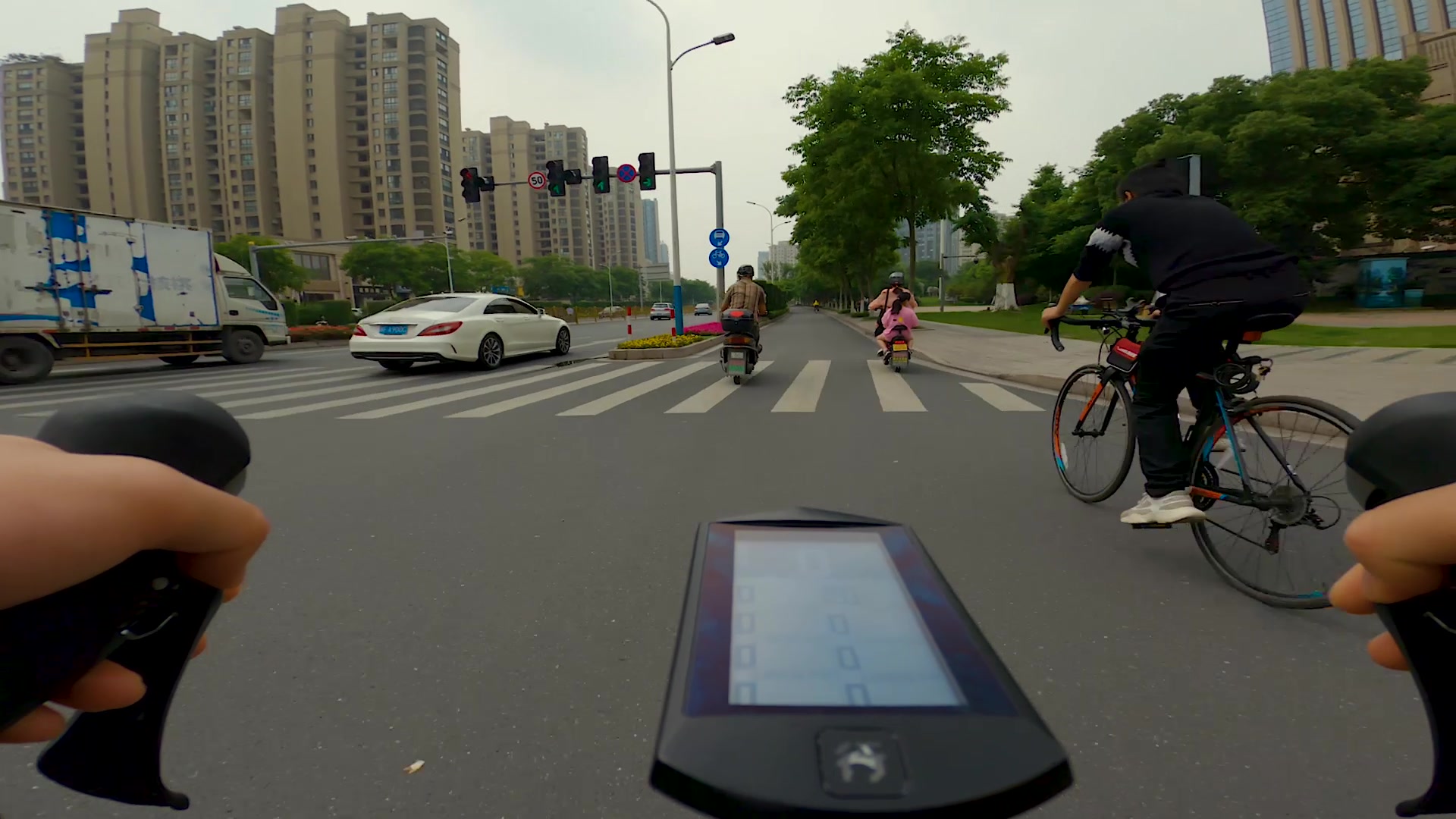 ...交通事故,骑车记录仪全程记录,望大家引以为戒,注意出行安全。fXXk!