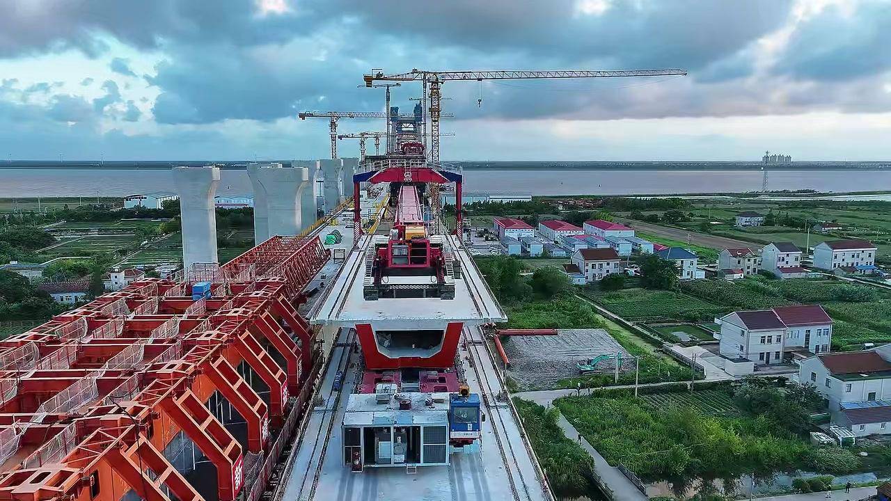 ...至南京至合肥高速铁路沪宁段全线40米箱梁架设完成,为后续无砟轨道...