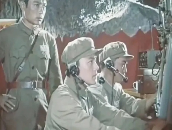 战火中的坚守:通信兵在炮火中传递信息,守护战场安全!