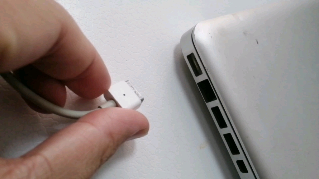 老款苹果笔记本上这种走心的设计磁吸充电口 再也找不到了 标志性的...