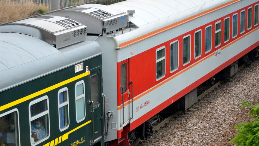 万绿丛中一点红,尚存一节红皮的K234次列车(上海-石家庄)经过