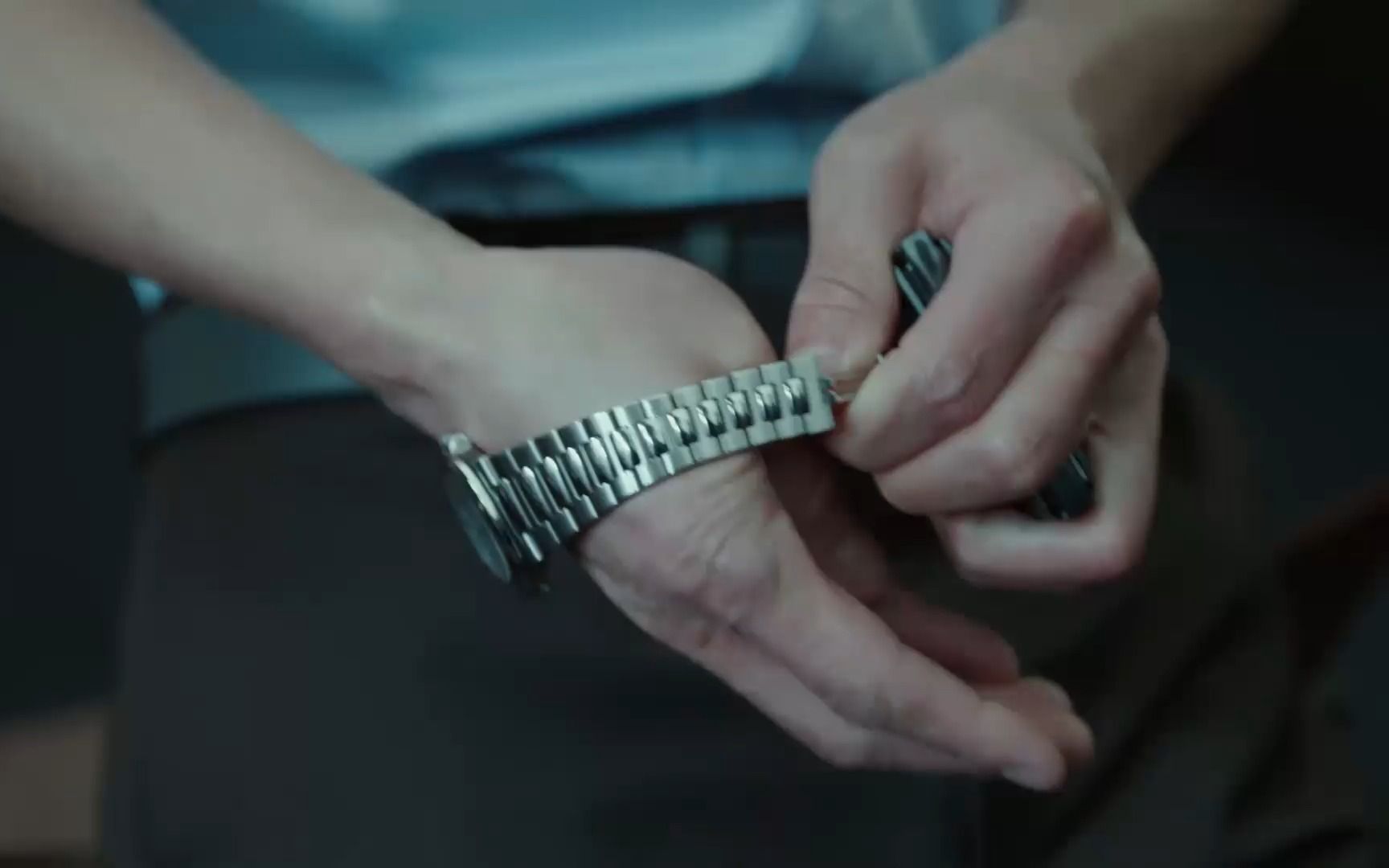 空镜 摇香槟 看手机 牛顿摆 喝水 白色长廊 戒指 砸镜子 玻璃上的水珠 ...