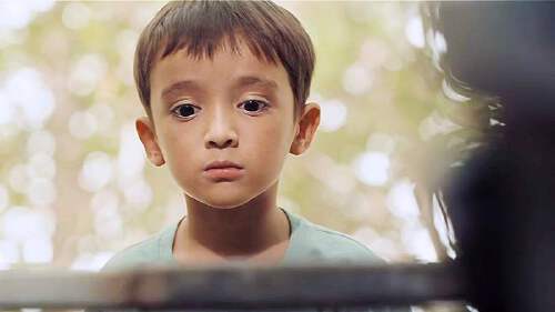 惊魂瞬间!男孩玩竹蜻蜓遭拖拉机“咬臂”,家长速看安全警示!