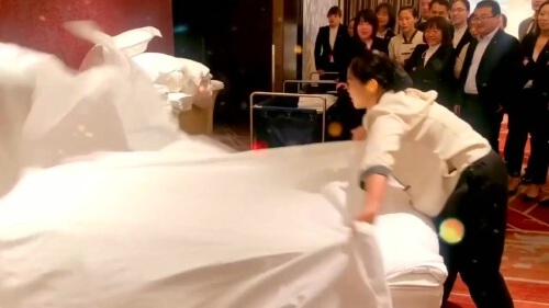 酒店保洁技术大比拼,这位姐姐出手不凡,真是一次到位!