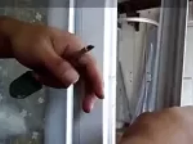 塑钢平移门窗滑轮的更换方法