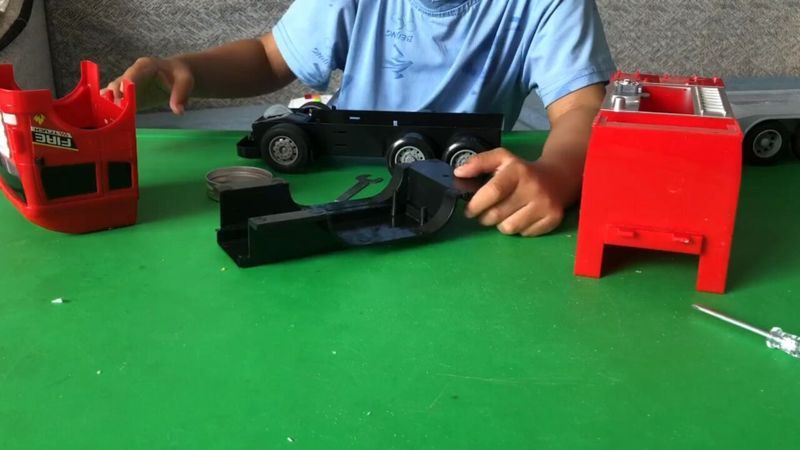 拆开装上组织汽车玩具挺好玩。工程车玩具儿童玩具车模型消防车拆