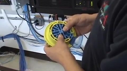 国内没有的网络理线器理线梳真是长见识了!国外机房那么标准