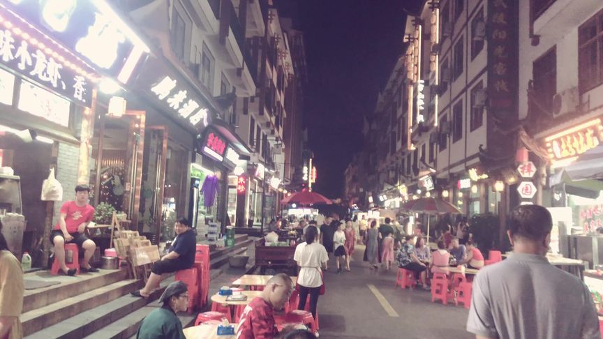 张家界夜晚美食不去溪步街,这条小巷子里有许多脏小吃,停不下来