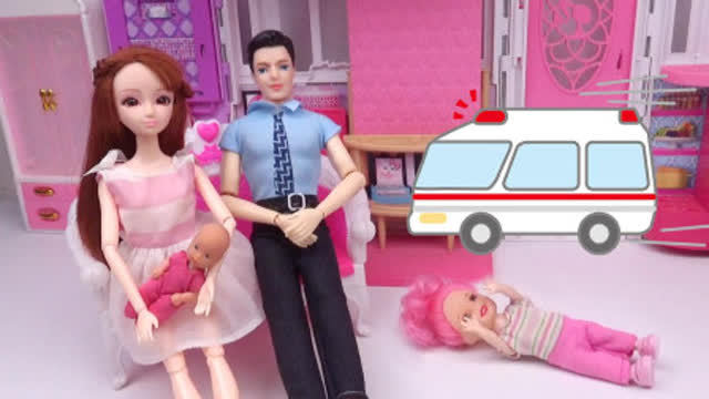 芭比娃娃眼睛生病了,因为元旦放假她看了一整天动画片