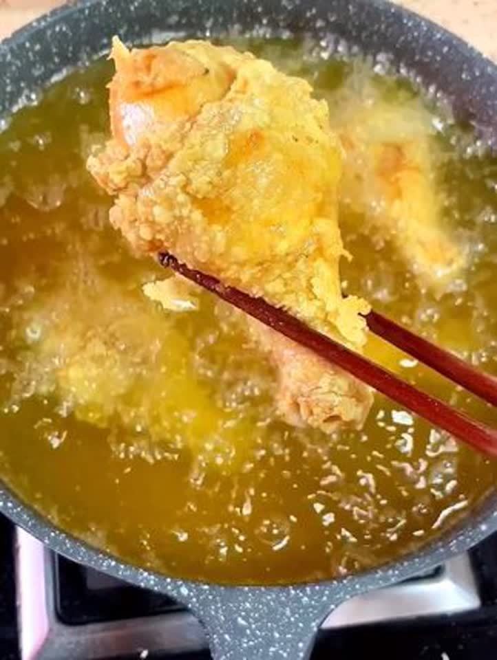 前两天学到一个比肯德鸡好吃十倍的炸鸡配方