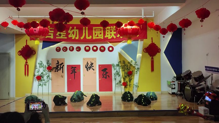 #幼儿园联欢会 #孩子们棒棒哒 小朋友第一次表演节目,太可爱了