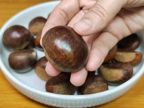 吃了30年板栗,才知道板栗快速剥皮的方法,2秒一个,太棒