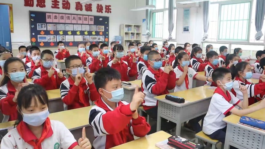 小学一天做两次无接触式眼保健操 校长:既保护视力又安全干净