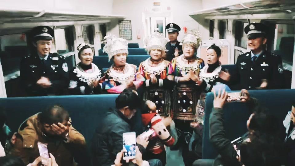为旅客表演自编的铁路安全宣传侗歌节目 宣讲春运安全知识 给路途的...