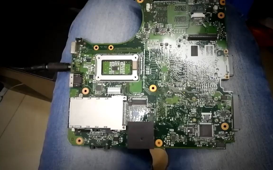 笔记本不开机原来只是缺少一个开启电压