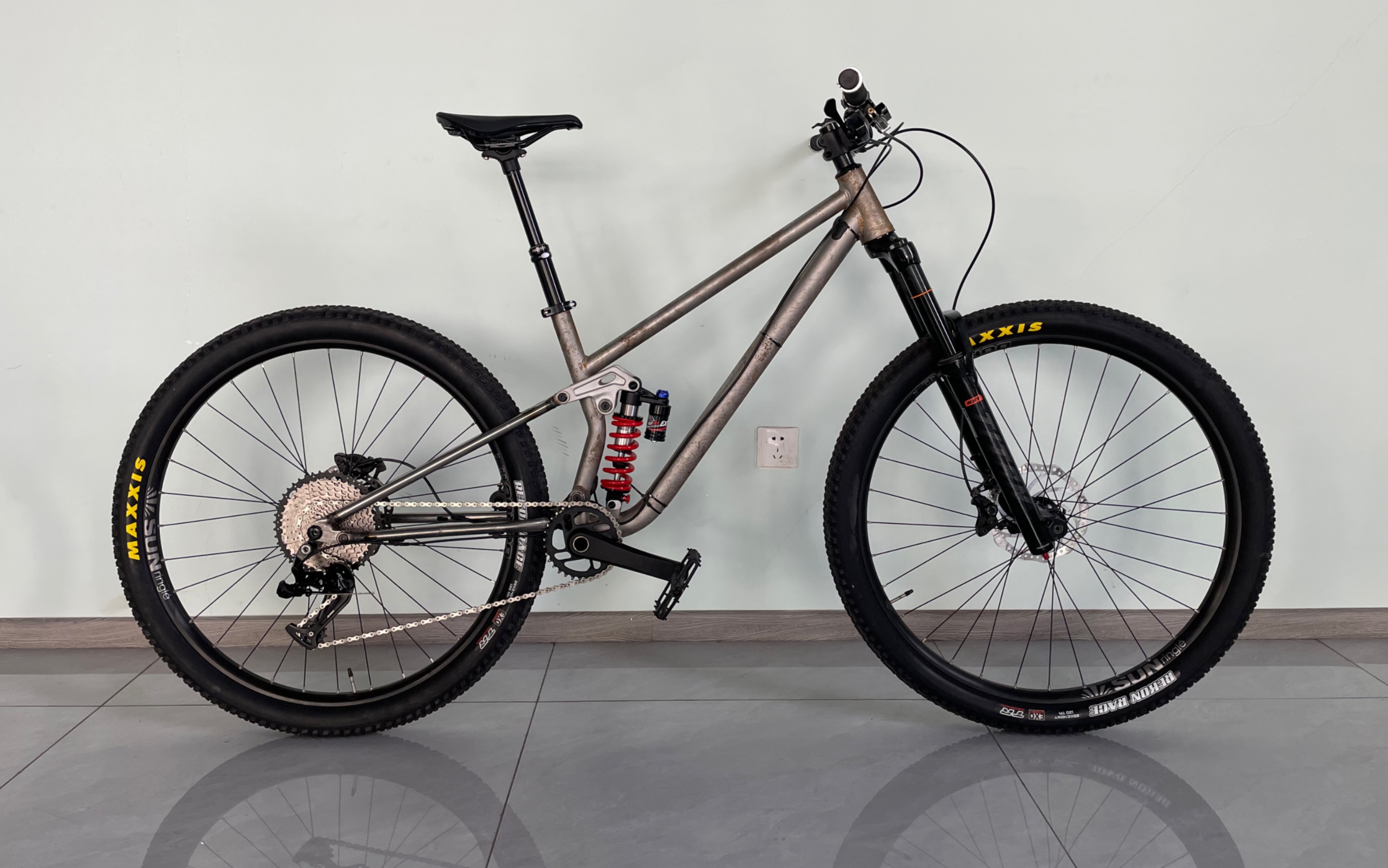 新做的钢架软尾后三角,那么你们喜欢内走线呢还是外走线