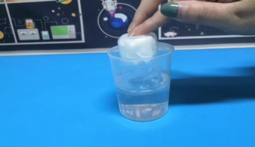 科学小实验(不会被浸湿的纸)